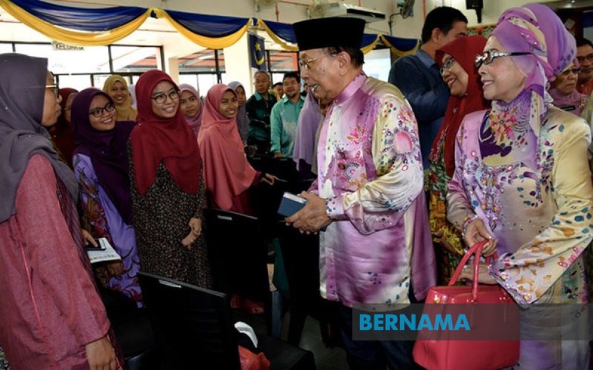`Ada yang segan guna bahasa Melayu' - Rais - Media Selangor