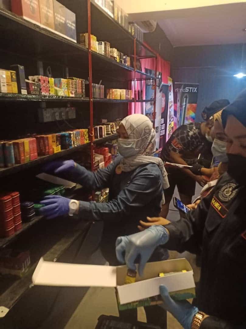 Lima bulan beroperasi secara haram, premis jual aksesori rokok ...