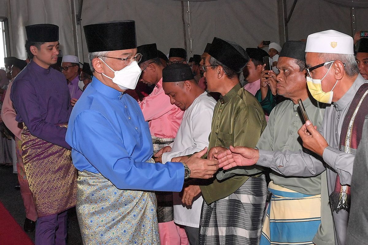 King: Do not turn mosques into political arena