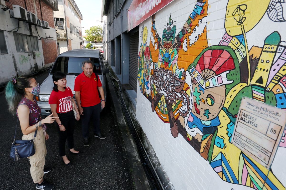 Muralist livens up faded wall paintings in SS2