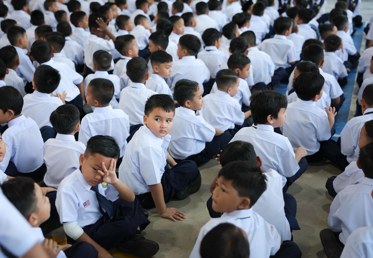 Anwar wishes students a happy return to school - Media Selangor